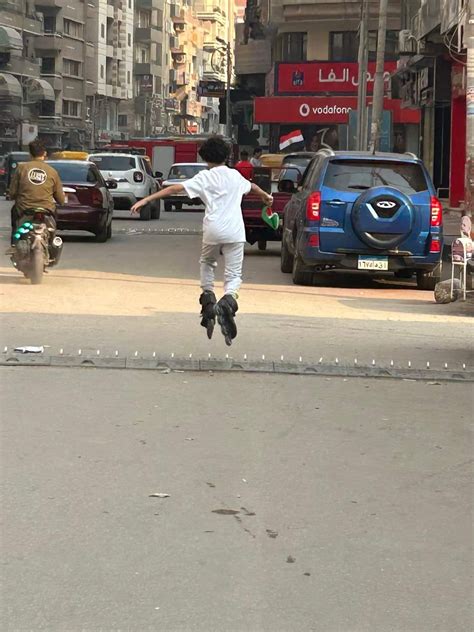 رضوى ولد صغير النهارده بيskate و هو ماسك علم فلسطين 🇵🇸 الزقازيق مصر