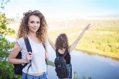 국경 없는 세상 산에서 두 여자의 멋진 여행 산 꼭대기에 있는 두 여자는 성공적인 승천을 기 뻐 합니다 성공과 여행의 개념 등정에 대한 스톡 사진 및 기타 이미지 Istock