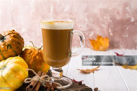 호박 향신료 라떼 컵위에 휘핑 크림과 제철 가을 향신료 가을 장식 가을 이나 겨울 휴가 에 대 한 전통적인 커피 음료 복사 공간 가을에 대한 스톡 사진 및 기타 이미지