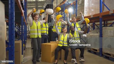대형 창고 소매점 산업 공장에서 일하는 다민족 노동자의 팀워크 그룹 재고 저장 전자 상거래 및 물류 개념의화물 창고 사람들의 라이프 스타일 배송 서비스 20 24세에 대한