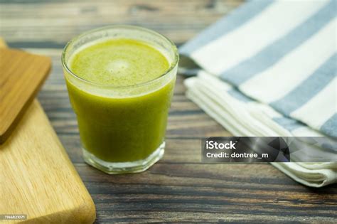 나무 테이블에 녹색 과일과 녹색 채소에서 그린 디 톡 스 건강 스무디 0명에 대한 스톡 사진 및 기타 이미지 0명 건강한 생활방식 건강한 식생활 Istock