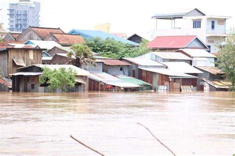 ទឹកស្ទឹងសង្កែក្រុងបាត់ដំបង ស្រកចុះបន្តិចវិញហើយមកដល់ព្រឹកនេះ Cnc News