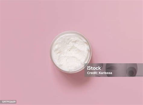 밝은 분홍색 상단보기의 플라스틱 항아리에 수제 크림 브랜드 포장 모형 0명에 대한 스톡 사진 및 기타 이미지 0명 공예 네거티브 스페이스 기법 Istock