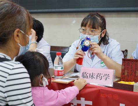 百年华诞同筑梦 医者担当践初心——我院开展“服务百姓健康行动”大型义诊活 贵州中医药大学第二附属医院贵州省中西医结合医院贵州荣誉军人康复