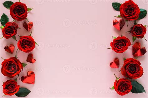 Rosas Rojas Y Hojas Con Pliegue De Papel En Forma De Amor Puesto En