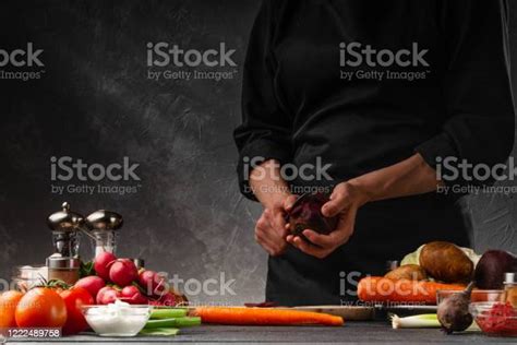 요리사 요리사 야채의 배경에 사탕무를 슬라이스 요리와 미식 레시피 책과 유기농 야채 고급 요리에 대한 스톡 사진 및 기타 이미지 고급 요리 레스토랑 미국 Istock