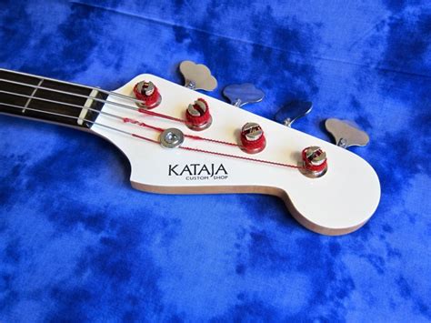 Testipenkissä Kataja Guitars Kolme Bassoa Finlands Premier Guitar And