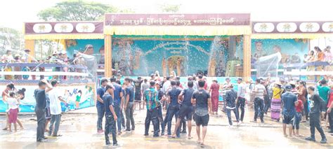 ညောင်လေးပင်မြို့၌ မြန်မာ့ရိုးရာမဟာသင်္ကြန်အတက်နေ့ ဗဟိုမဏ္ဍပ်၌ ပြည်သူများအေးချမ်း ပျော်ရွှင်စွာလာ