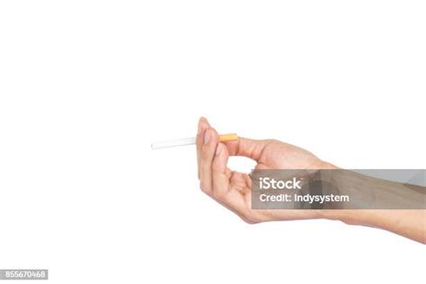 남자가 손에 담배를 들고 열어 클리핑 경로와 흰색 배경에 고립 담배에 대한 스톡 사진 및 기타 이미지 담배 손 개념 Istock