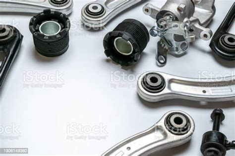 자동차 부품 새로운 금속 자동차 부품세트 흰색 배경에 격리 된 자동차 모터 정비사 예비 또는 자동차 조각 기계 장비의 기술 강철에 대한 스톡 사진 및 기타 이미지 Istock