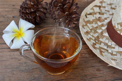 나무 바닥에는 뜨겁고 마실 수 있는 차 한 잔이 놓여 있습니다 가득 찬에 대한 스톡 사진 및 기타 이미지 가득 찬 갈색 건강한 생활방식 Istock