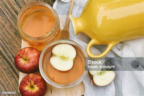 콤부차 차와 붉은 심장 스코비 와 발효 사과 과일 음료 좋은 소화 시스템을 개선하기 위해 프로바이오틱스 식품 소스 건강한 슈퍼 푸드 감귤류 과일에 대한 스톡 사진 및 기타