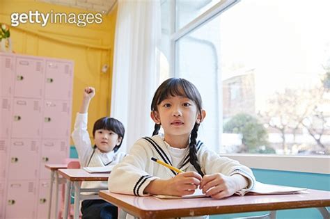 어린이 나이 소년 남성 공부 학교교실 학교건물 수업중 교육 글씨쓰기 움직이는활동 이미지 Jv12692271 게티이미지뱅크