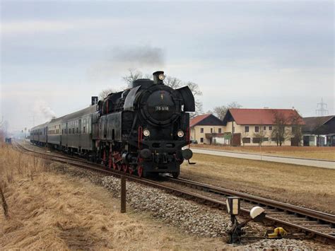Die 78 618 am 02.10.2010 bei einer Rangierfahrt im Ampflwanger Museum ...