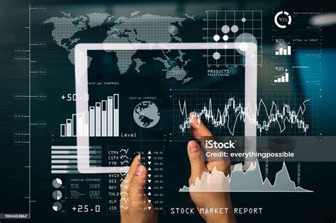 사이버 보안 인터넷 및 네트워킹 개념입니다 휴대 전화 및 디지털 태블릿 컴퓨터에 Vr 화면 자물쇠 아이콘 작업 사업가 손 가격에 대한 스톡 사진 및 기타 이미지 Istock