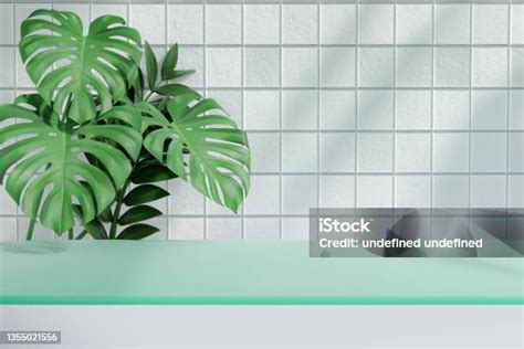 화장품 디스플레이 제품 스탠드 흰색 블록에 녹색 유리 탁상 연단 흰색 타일 배경에 녹색 잎 공장 3d 렌더링 그림 0명에 대한 스톡 사진 및 기타 이미지 Istock