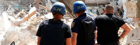 В Оріхові продовжується рятувальна операція на місці авіаудару під завалами ще можуть