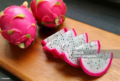 전체 과일을 배경으로 한 맛있고 신선하고 잘 익은 드래곤 과일 조각 개성 개념에 대한 스톡 사진 및 기타 이미지 개성 개념 건강한 식생활 과일 Istock