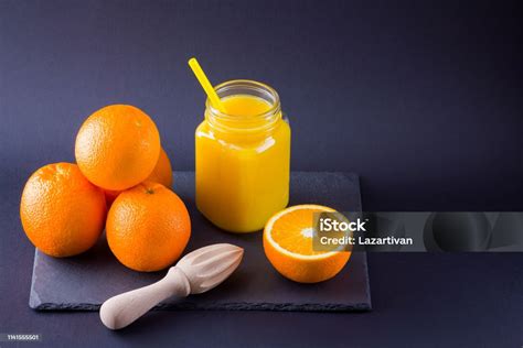 오렌지 과일과 검은 배경에 주스 수동 과즙 주스를 만들기 위한 감귤 류의 과일 슬레이트 보드에 오렌지 오렌지 주스와 메이슨 항아리 복사 공간 0명에 대한 스톡 사진 및 기타