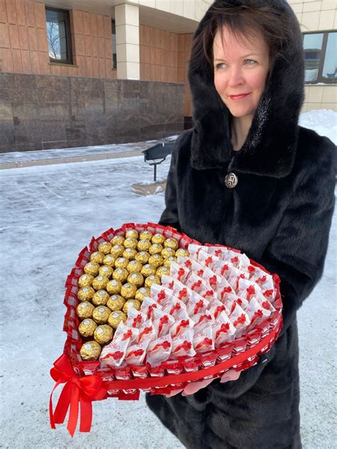 Сердце из конфет в 2024 г Бант на подарке Идеи подарков Съедобные композиции