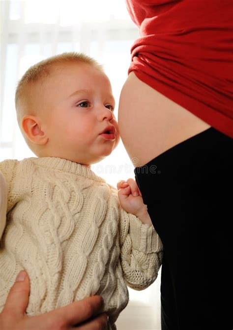 Madre Incinta E Figlio Fotografia Stock Immagine Di Femmina