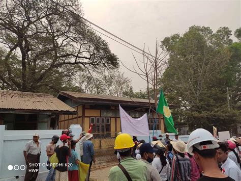 Dvb ထီးချိုင့်မြို့တွင် Cdm ဆရာ ဆရာမများ စစ်အာဏာရှင်ကို ဆန့်ကျင်ဆန္ဒပြ