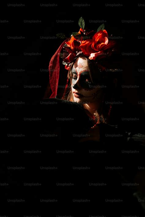머리에 화장과 꽃을 꽂은 여자 사진 Unsplash의 죽음의 날 이미지