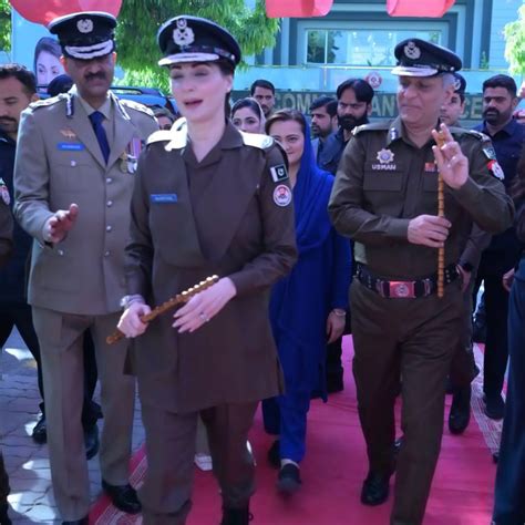 پولیس وردی میں مریم نواز کی خوبصورتی کے چرچے