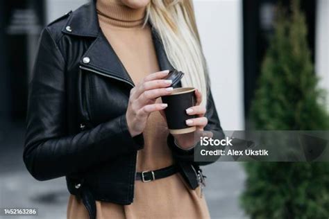 소녀는 종이컵을 닫습니다 소녀의 손에 종이컵 종이컵에 커피를 들고 있는 소녀 갈색에 대한 스톡 사진 및 기타 이미지 갈색 갈색 머리 감정 Istock