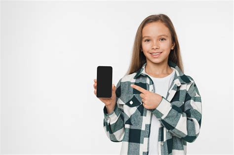 백인 십대 소녀 여학생이 모바일 응용 프로그램 소셜 미디어 흰색 배경에 고립 된 카피 스페이스에 대한 모형으로 핸드폰 화면을 보여줍니다 게이머에 대한 스톡 사진 및 기타