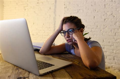 가정용 랩톱 컴퓨터 시험 준비에 피곤 공부 하는 젊은 학생 여자 소진 및 느낌 스트레스 좌절 하 고 게으른 책상에 누워 지 루 게으름에 대한 스톡 사진 및 기타 이미지