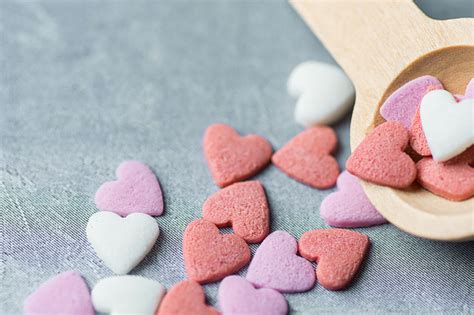 화려한 핑크 레드 백 설탕 사탕 회색 배경에 작은 나무 숟가락에서 쏟 았 스프링 발렌타인 로맨틱 생일 자선 어머니의 날 개념입니다 인사말 카드 포스터 복사 공간 Hd 포맷에