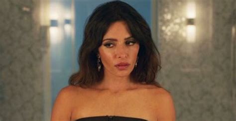 Chi Sarah Shahi Billie In Sex Life Et Instagram E Film