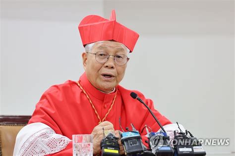 라자로 유흥식 출간 기념 기자간담회 연합뉴스