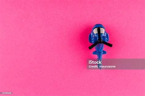 분홍색 배경에 복사 공간이있는 작은 플라스틱 헬리콥터 0명에 대한 스톡 사진 및 기타 이미지 0명 관광 교통수단 Istock