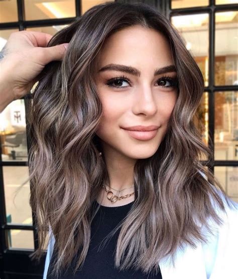 Кичури на кестенява коса За Жената