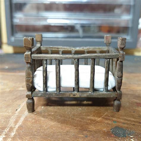 1 12ベビーベッド アンティーク調ミニチュア家具 ハンドメイド ドールハウス フィギュア プチブライス アウトフィット ドールハウス 売買