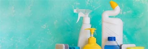 파란색 배경에 다채로운 집 청소 제품의 다양한 세제가 있는 병 웹 배너 가정용 청소위생 용품 복사 공간 가정 생활에 대한 스톡 사진 및 기타 이미지 Istock