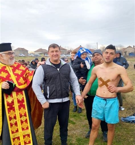 Кметът на Борован награди победителя в надпреварата по случай Богоявление снимки