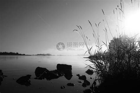 湖中的雾早晨的自然水和白雾高清图片下载 正版图片507492443 摄图网