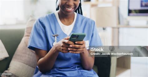 소파에 앉아 있는 사람의 손 간호사 또는 전화기로 집에서 뉴스를 업데이트할 수 있는 문자 이메일 또는 메시지를 사용할 수 있습니다 간병인 모바일 또는 거실에서 미소를 지으며