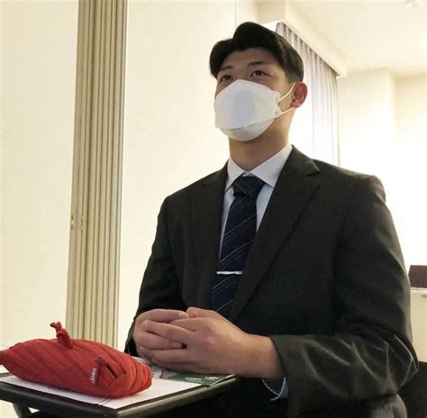 オンラインで新人研修を受講するdenaドラフト1位・小園（球団提供） ― スポニチ Sponichi Annex 野球