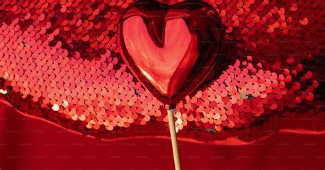 막대기에 하트 모양의 롤리팝 막대 사탕 사진 Unsplash의 풍선 이미지