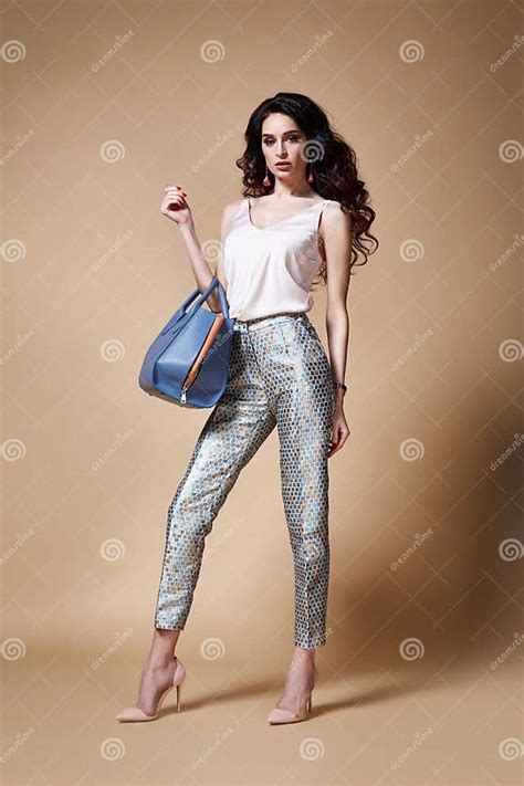 Сексуальный красивый состав волос брюнет модели очарования моды женщины