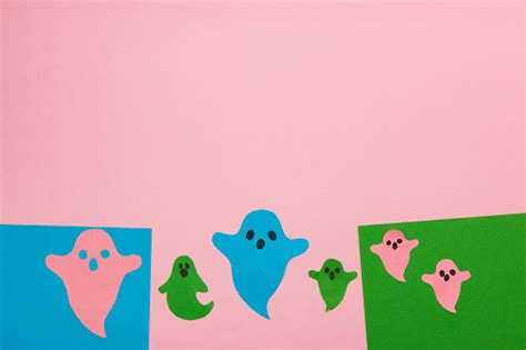 분홍색 배경의 다채로운 부분에 화려한 유령 배경의 바닥에있는 유령 플랫 레이 복사 공간 창조적 인 할로윈 개념 종이 공예 10월에 대한 스톡 사진 및 기타 이미지 Istock
