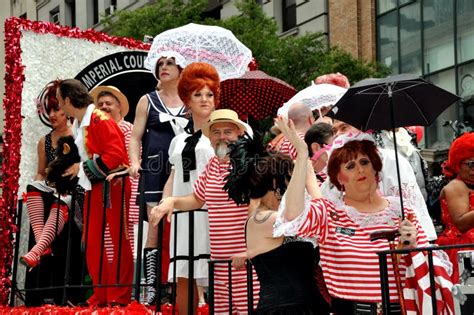 Nyc Drag Queens At Gay Pride Parade Editorial Photography Image Of Wigs Impersonators 31985722