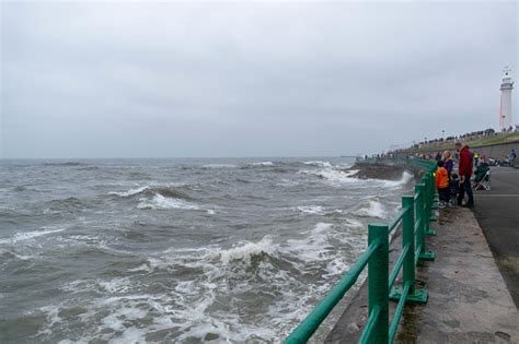 사람들이 보기 위해 모이는 동안 성난 파도가 바다에서 굴러 튀어 나옵니다 해변과 바다 교육 및 안전 규칙 개념입니다 위험 인명 구조 해안 경비대 배경 강에 대한 스톡 사진