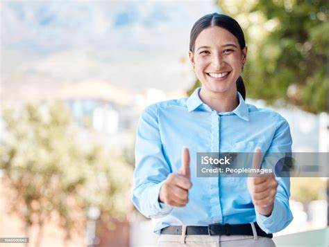 미소 행복 엄지 손가락 자신감있는 미소 신뢰 및 친절한 리더와 함께 여성 또는 관리 직원 동기 부여 목표의 동의와 성공으로 자랑스러워하는 기업 사업가 또는 소녀 관리자 서