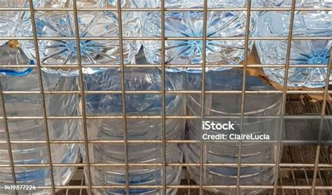 금속 화격자가있는 용기에 깨끗한 식수를위한 대형 플라스틱 병의 보관 및 운송 클로즈업 0명에 대한 스톡 사진 및 기타 이미지 0명 건강한 식생활 건설 산업 Istock