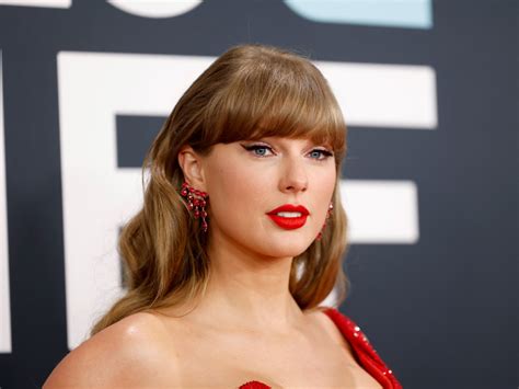 Taylor Swift Red Photoshoot Wallpaper Taylor Swifts Best Red Carpet